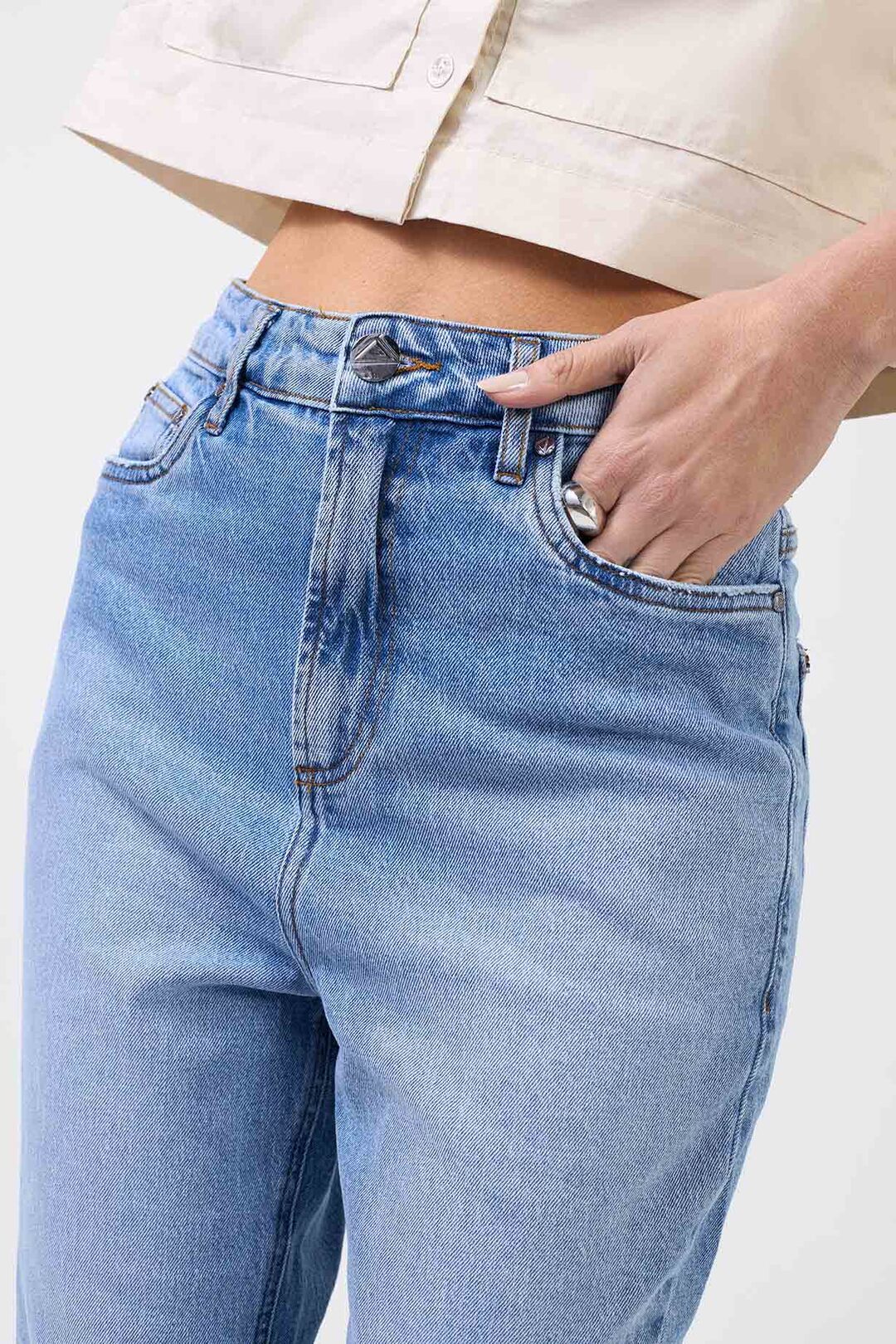 CALÇA JEANS MOM DENIM CLARO - CALÇA JEANS MOM DENIM CLARO - L'Accord