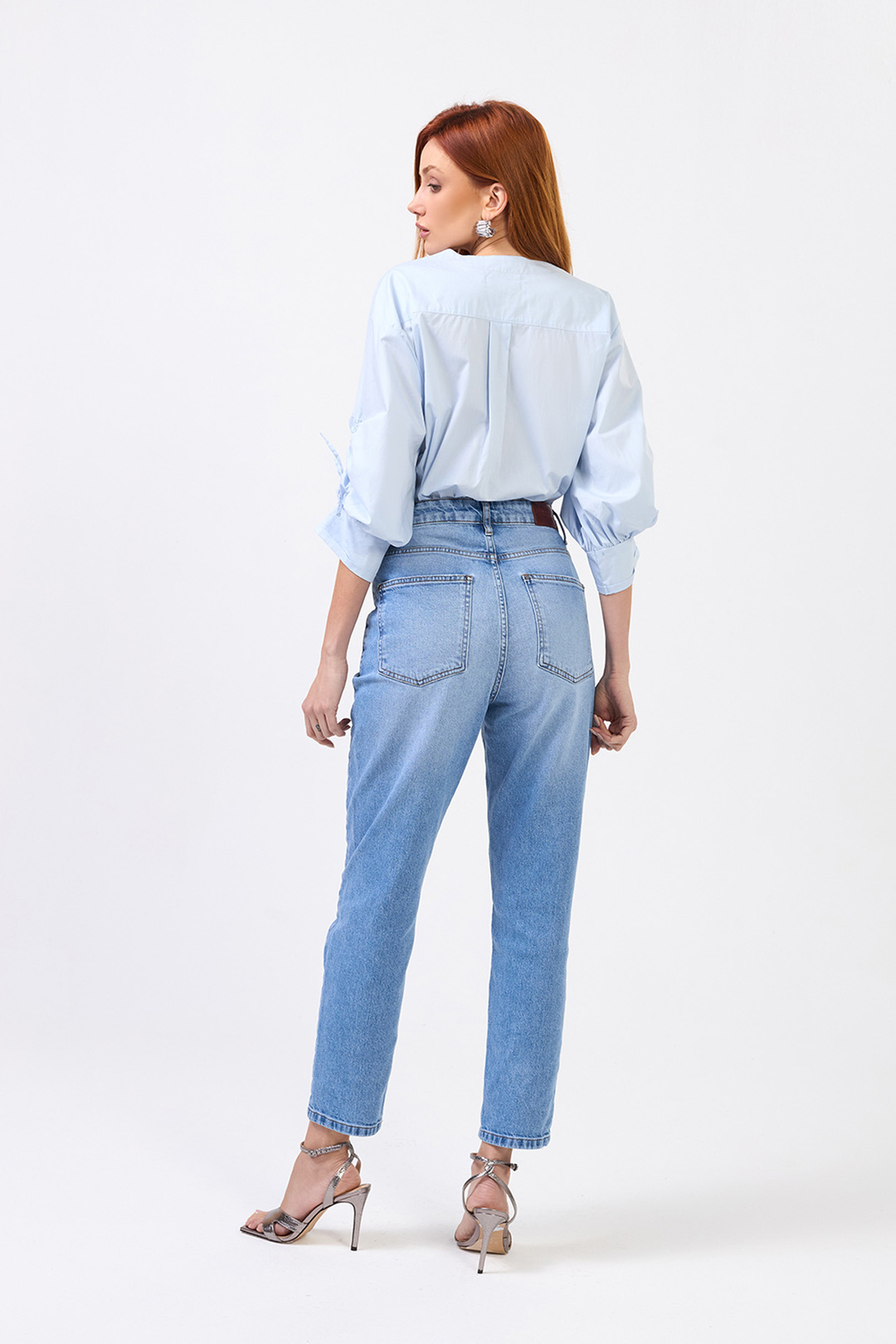 CALÇA JEANS MOM DENIM CLARO - CALÇA JEANS MOM DENIM CLARO - L'Accord